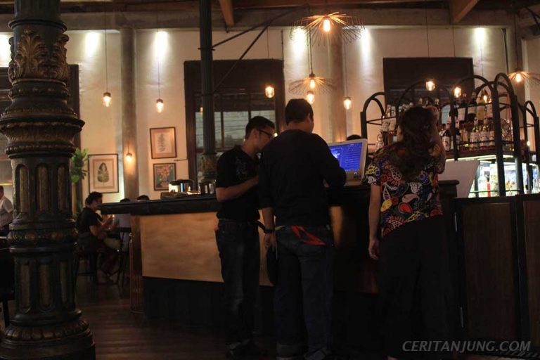 'Spiegel Bar & Bistro' Gaya Khas Eropa di Kota Lama Semarang